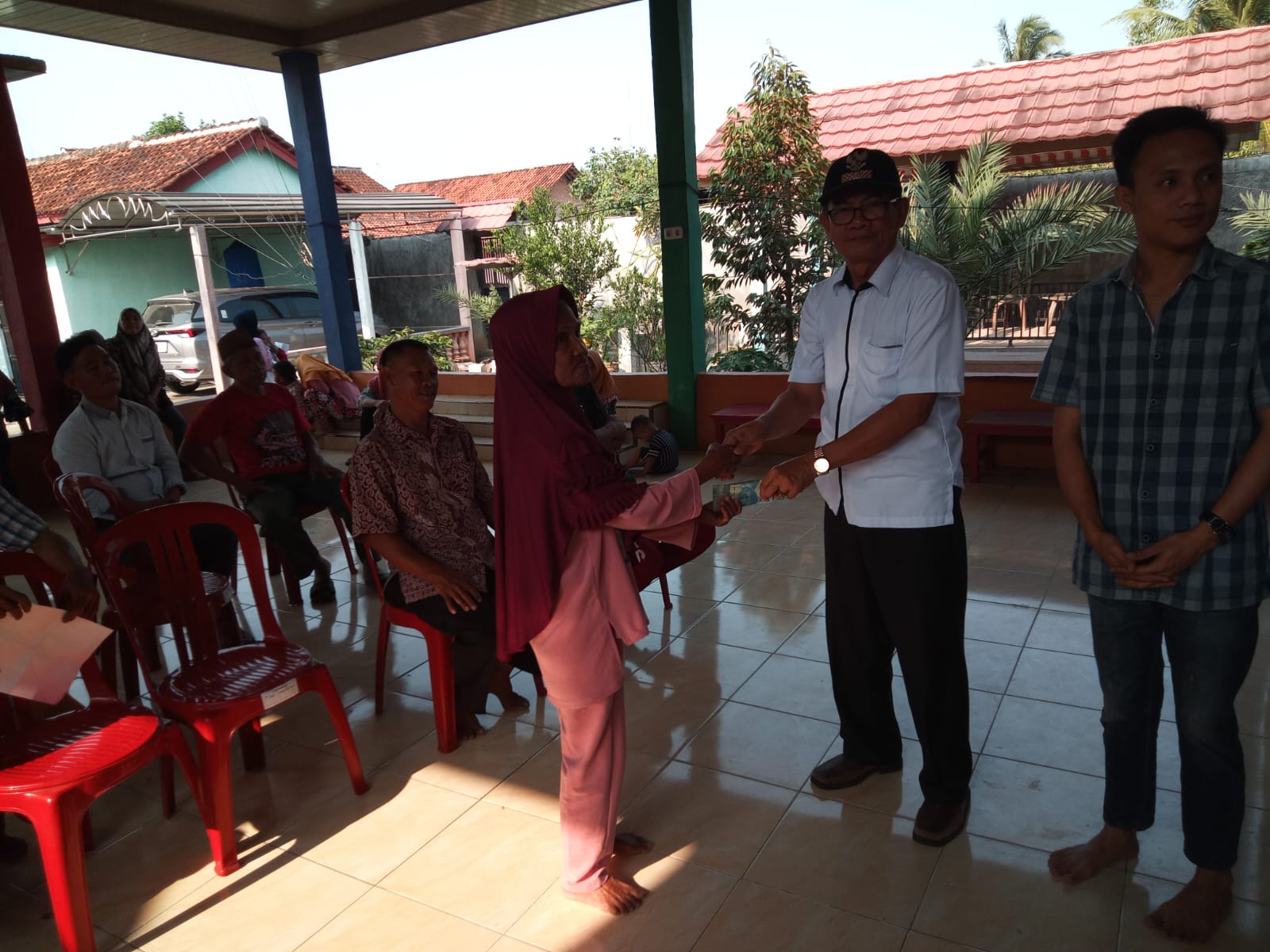 Kakam Gunung Agung Realisasikan Pembagian BLT DD Tahap lll | KORAN PELITA