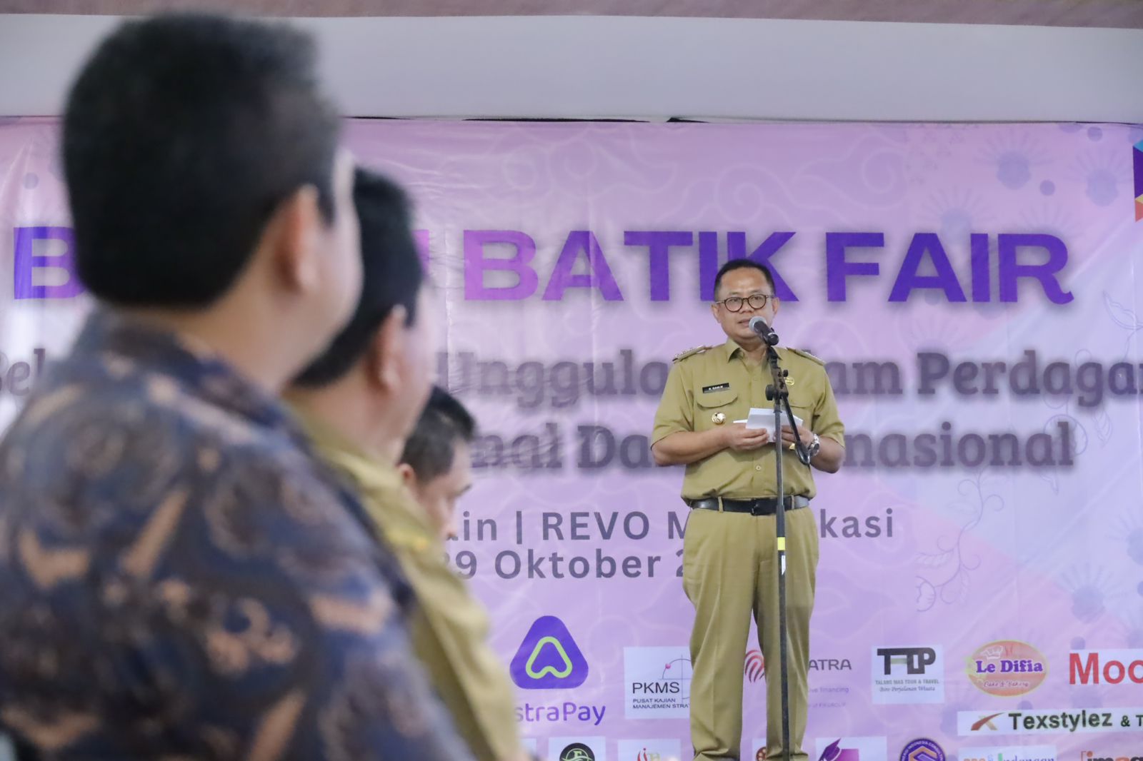 Pj Wali Kota Bekasi Resmikan Batik Fair di Revo Town Mall | KORAN PELITA